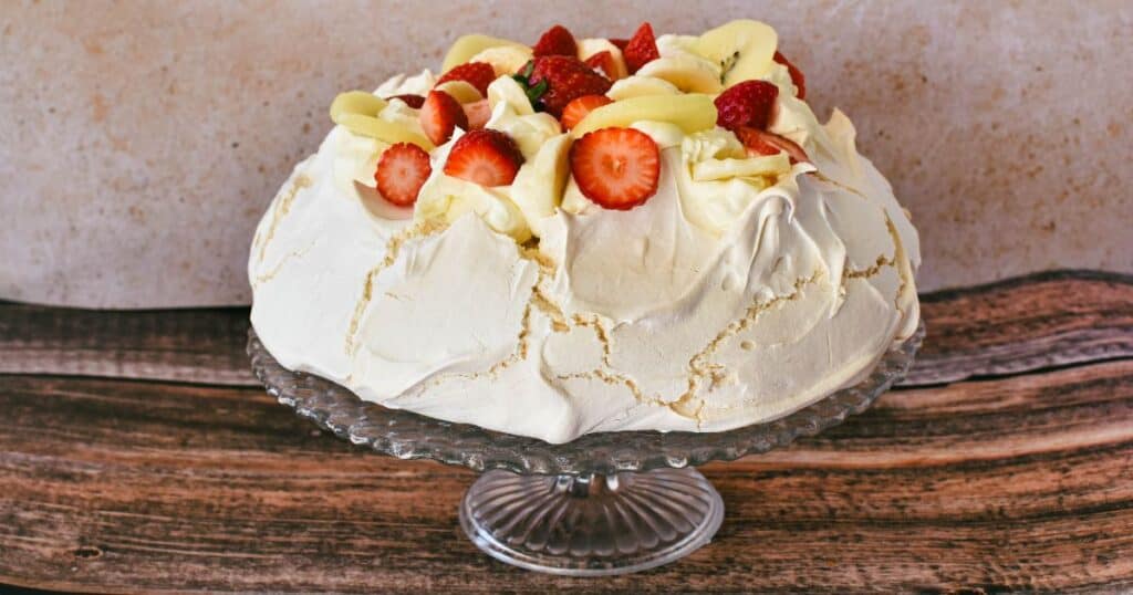 Easy 2-egg Pavlova - Cooking with Nana Ling